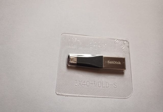 SanDisk iXpand Mini Flash Drive for iPhone, iPad, and PC / Mac ...